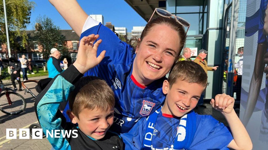 Ipswich Town fans celebrate promotion to Championship - BBC News