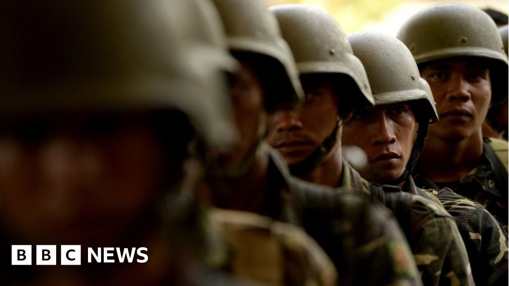 Abu Sayyaf hostages escape in Philippine raid - BBC News