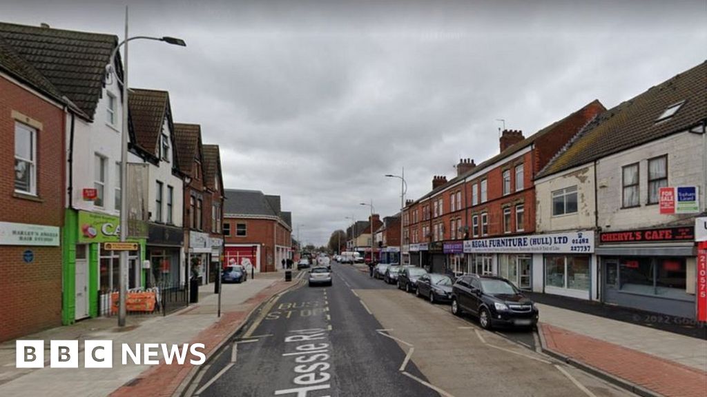Hull stabbing: Man in hospital with life-threatening injuries - BBC News