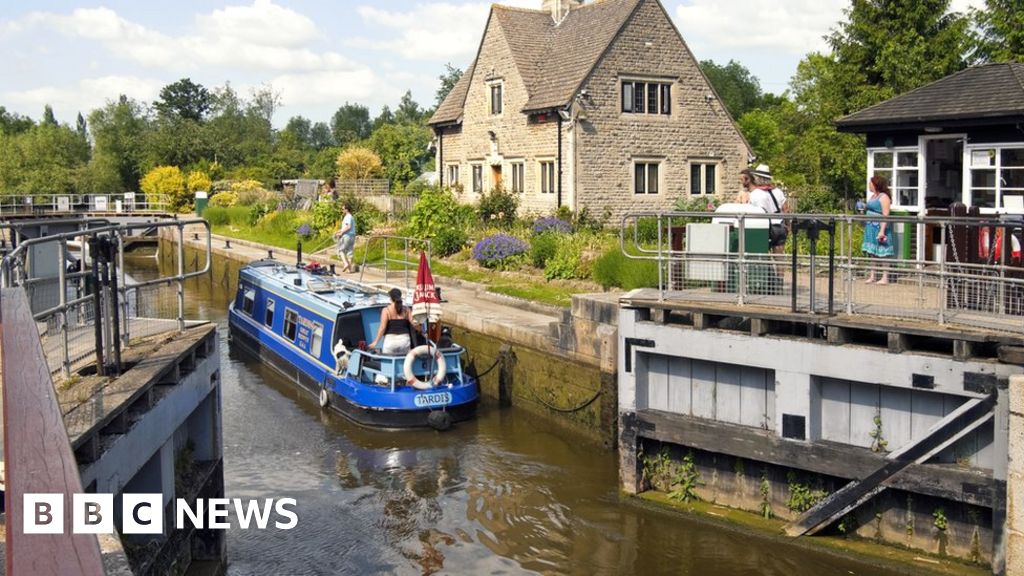 River Thames: Number of summer lock keepers slashed - BBC News