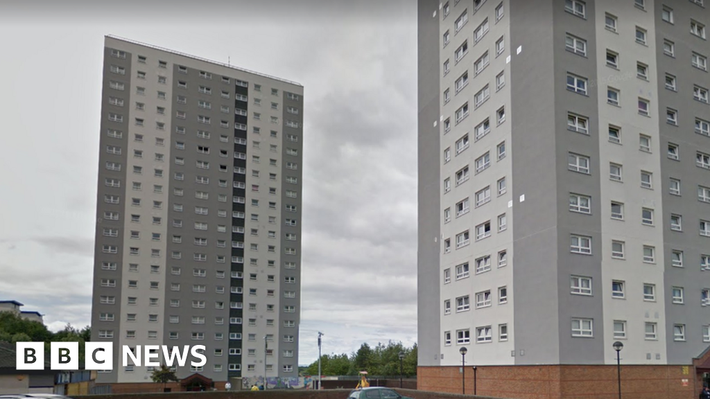 Police search Maryhill flats after firearm alert - BBC News