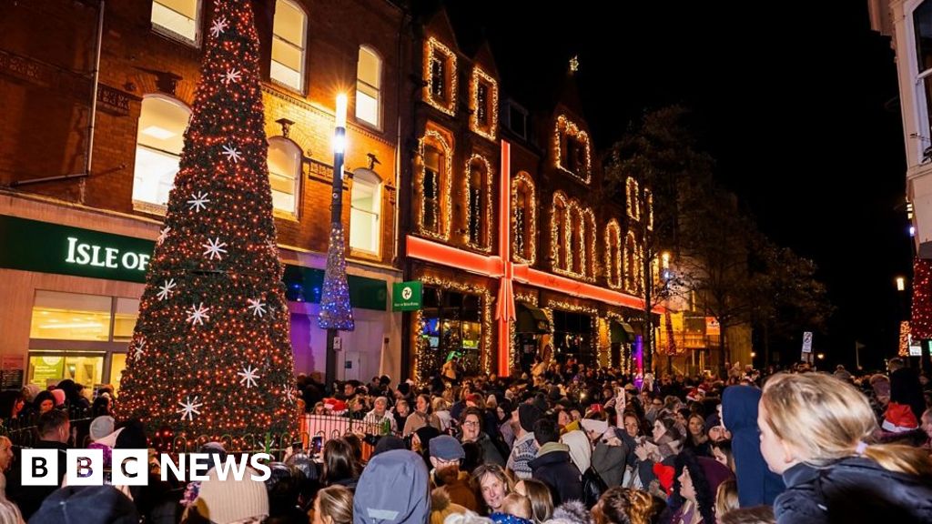 Isle of Man's capital sparkles at Christmas lights switch-on - BBC News