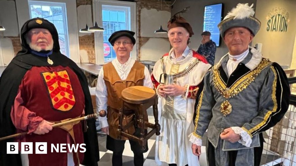 Gloucester sheriff tests ale in quirky medieval tradition - BBC News