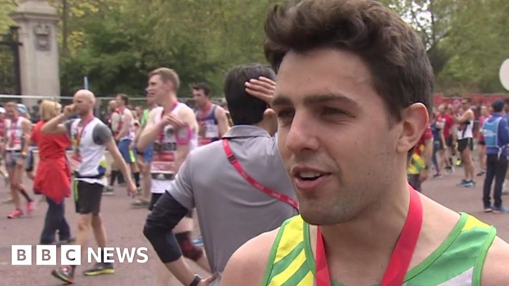 London Marathon: 'At mile 11 I proposed to my girlfriend' - BBC News