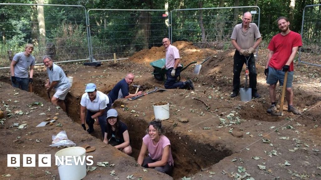 'Fantastic' volunteers dig in Ampthill's historic park
