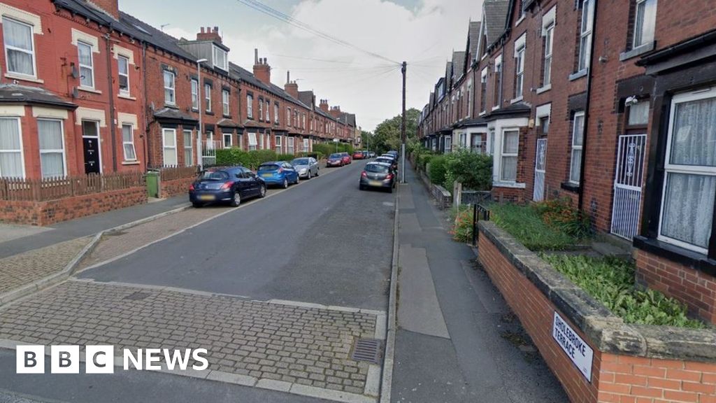 Leeds boy, 16, badly injured in blade attack after party - BBC News