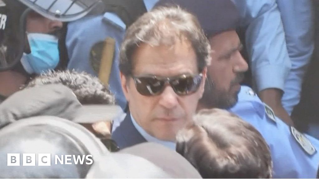 Police and supporters encircle Imran Khan as he arrives at court - BBC News