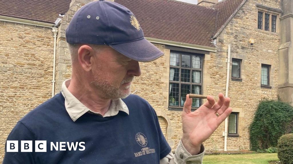 Grantham: Archaeologists find WW2 items during dig at manor - BBC News