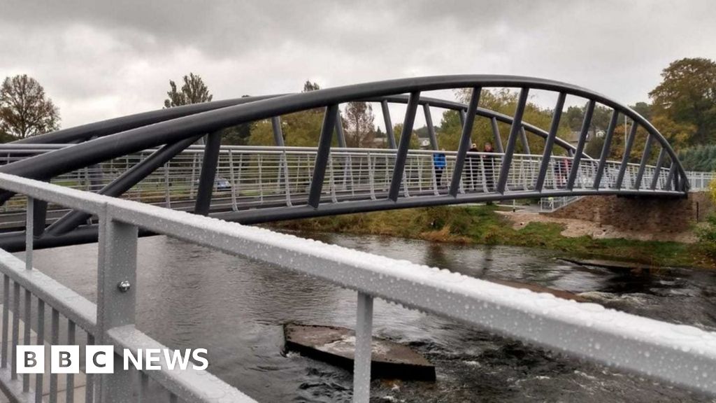 Kendal footbridge opens seven years after Storm Desmond - BBC News