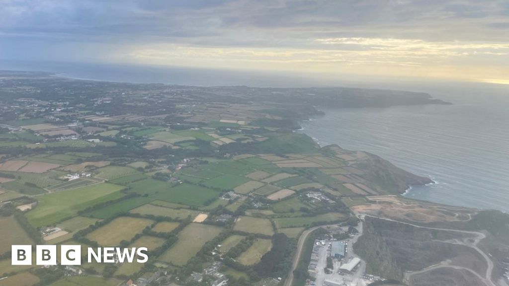 Gale force wind warning issued for Jersey - BBC News