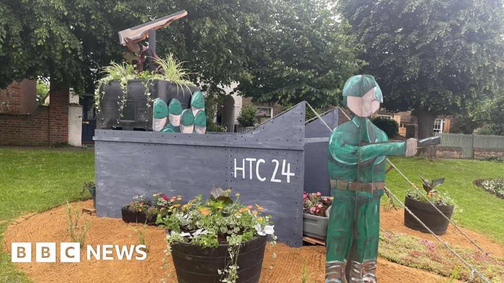 D-Day beach scene recreated in Huntingdon town centre - BBC News