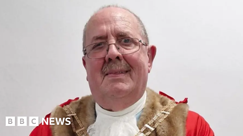 Barry Panter: Mayor killed in crash was 'dedicated to community'