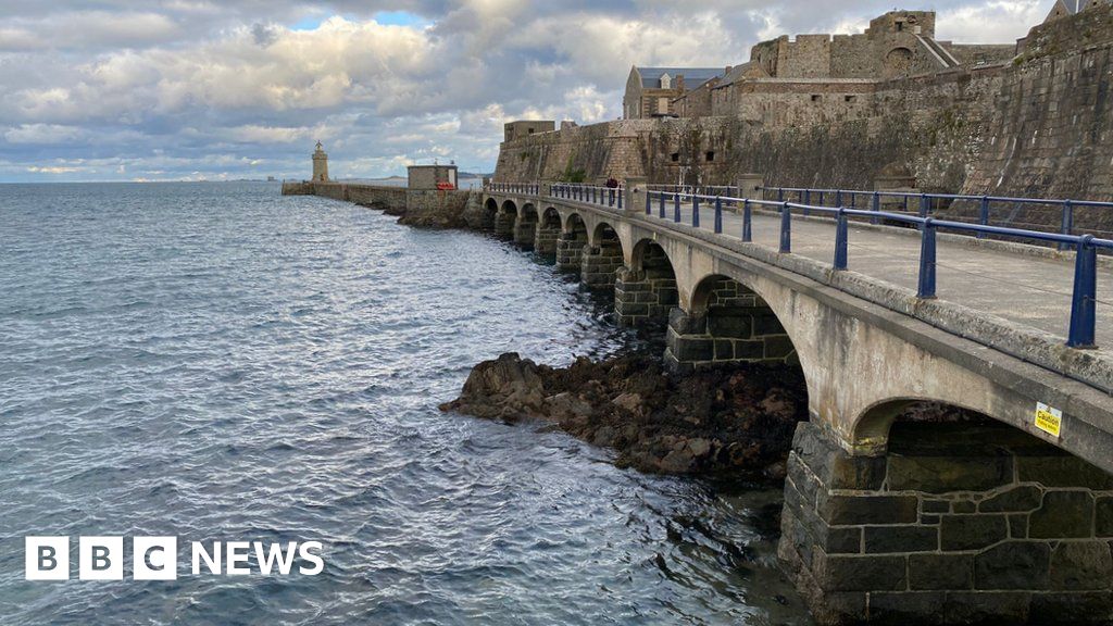 Castle Cornet bridge repair work progresses - BBC News