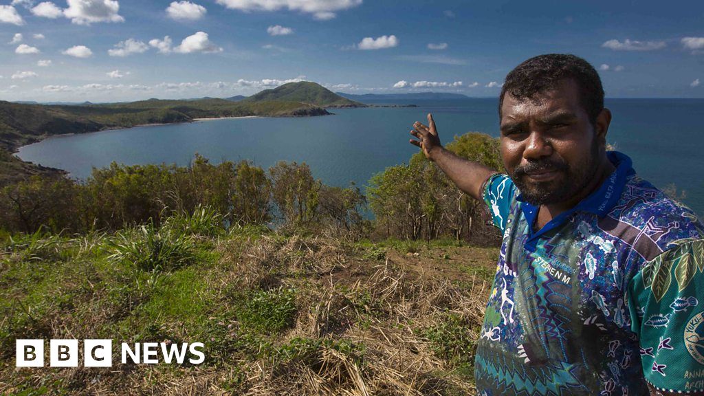 The sea rangers safeguarding the Great Barrier Reef - BBC News