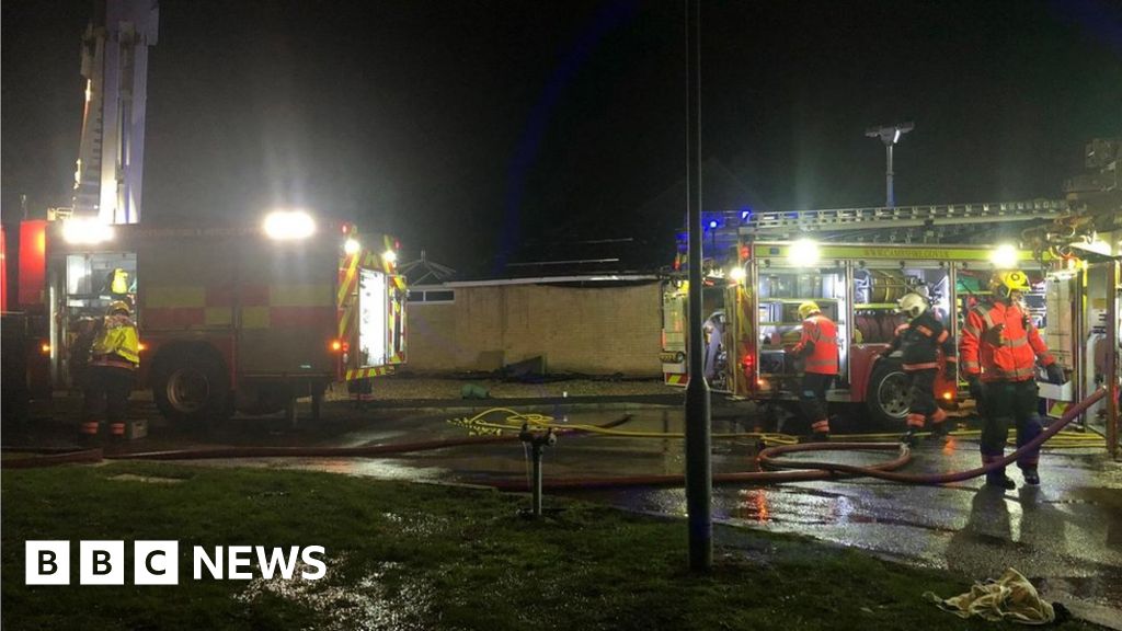 Two people 'save' man from Stretham house fire - BBC News