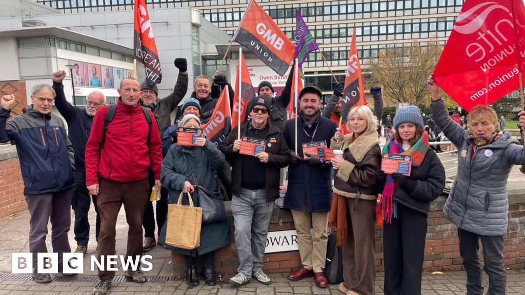University staff in Sheffield protest against pay rise delay