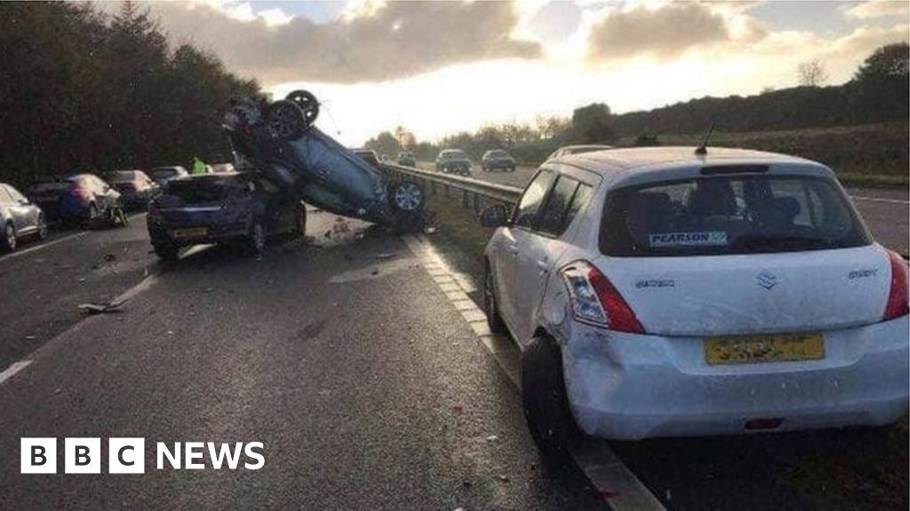 Rush hour travel chaos after 20-vehicles crash on M8 - BBC News