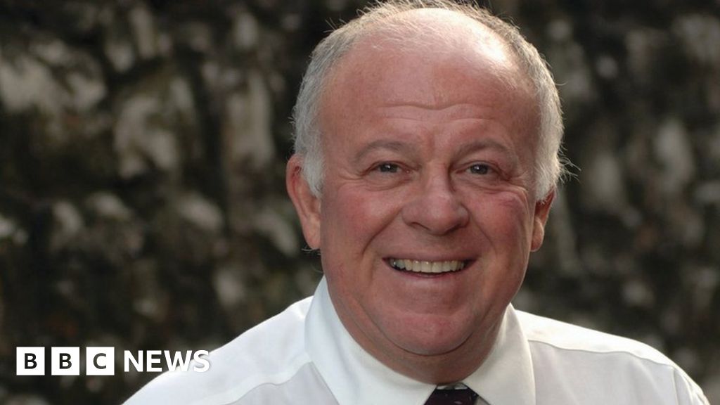 EU referendum: Founder of FTSE 100 broker backs EU exit - BBC News