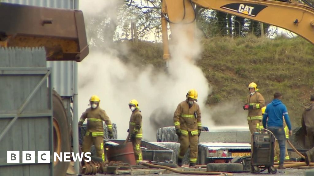 Portadown, County Armagh: Major fire at industrial unit now out - BBC News