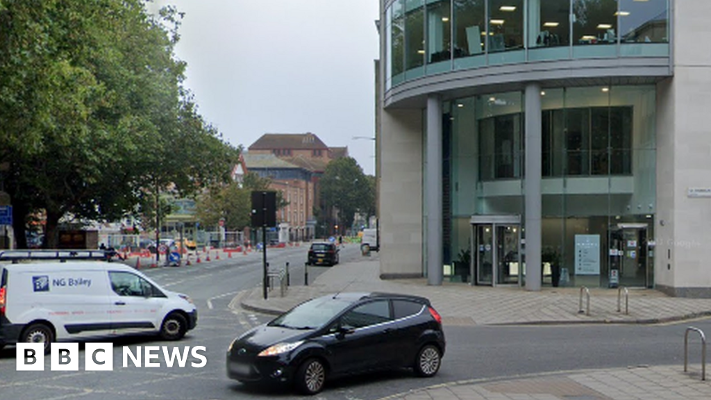 Segregated cycle lane plan for Victoria Street, Bristol - BBC News