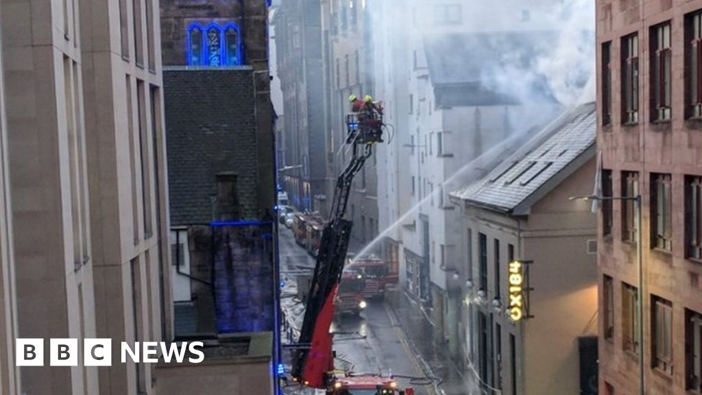 Firefighters extinguish large fire at Edinburgh pub - BBC News