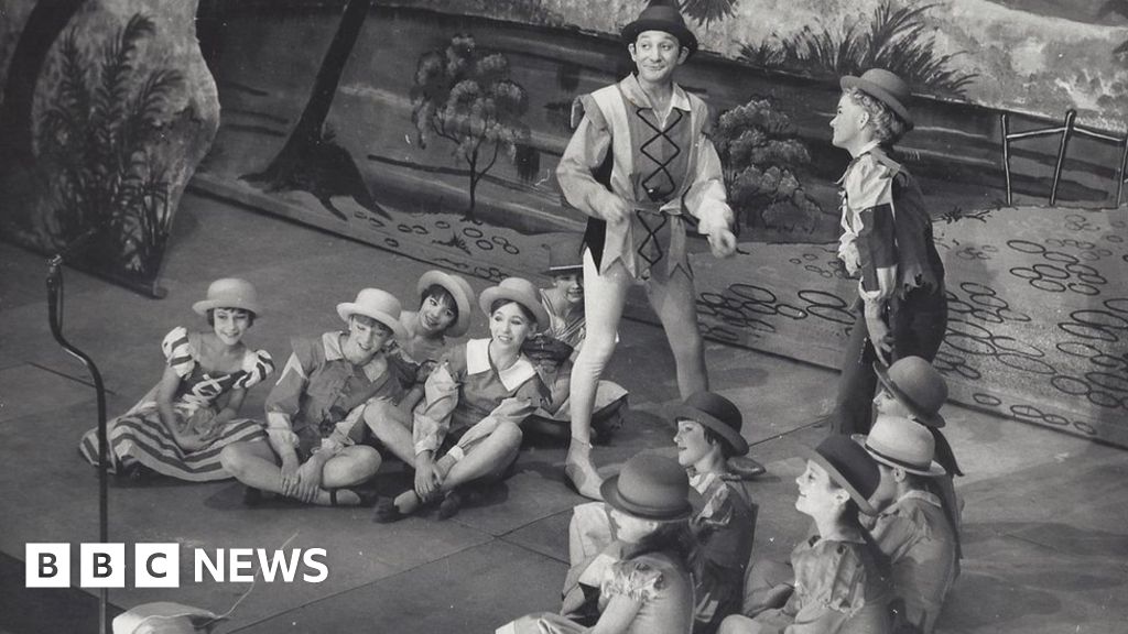 'It's behind you': Nottingham pantomime photos over 100 years - BBC News