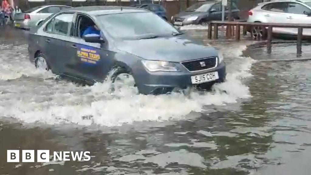 Heavy downpours bring flash flooding to parts of Scotland - BBC News