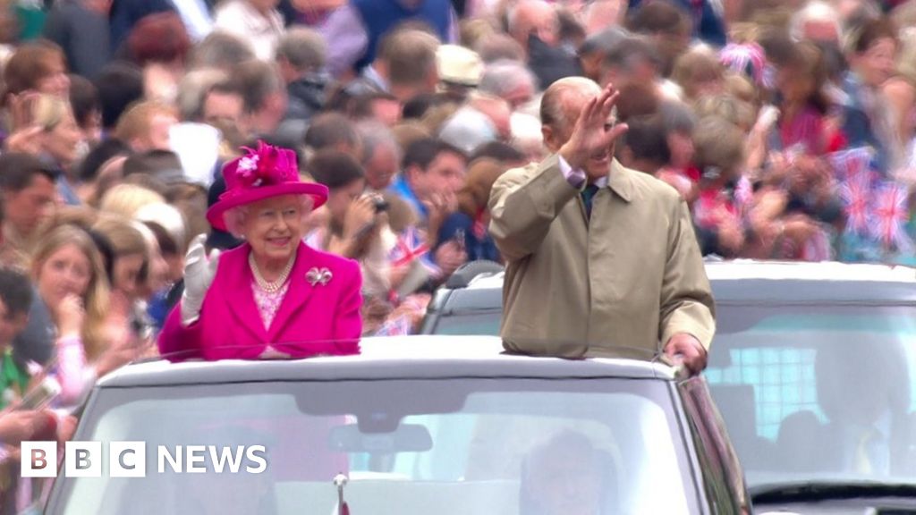 Queen 'delighted and moved' by birthday wishes - BBC News