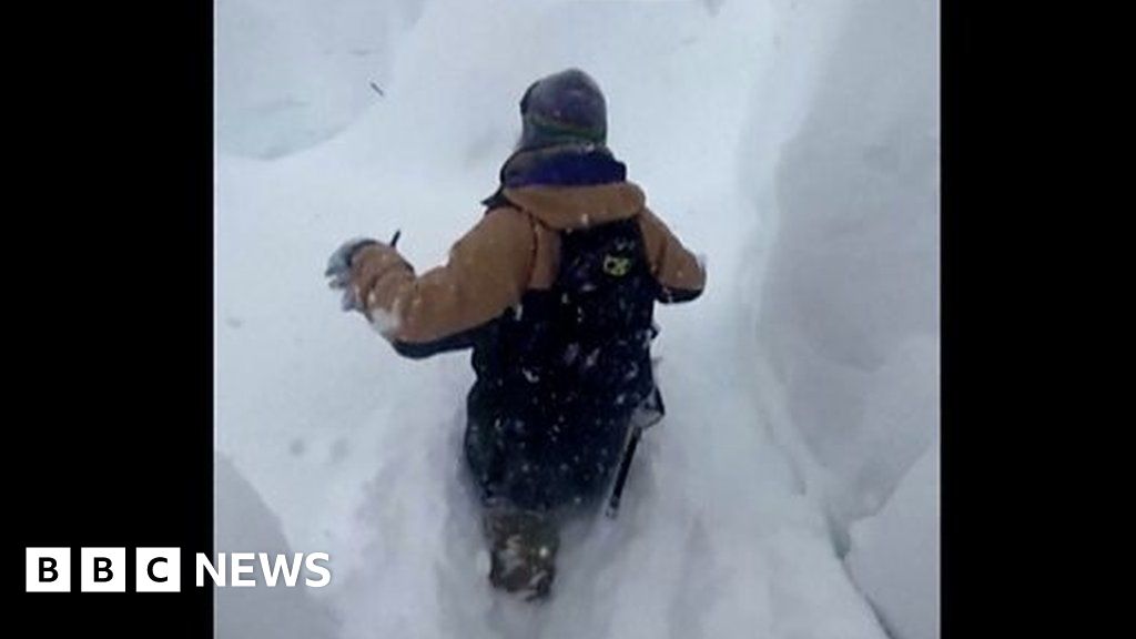 Man wades through waist-high snow in California - BBC News