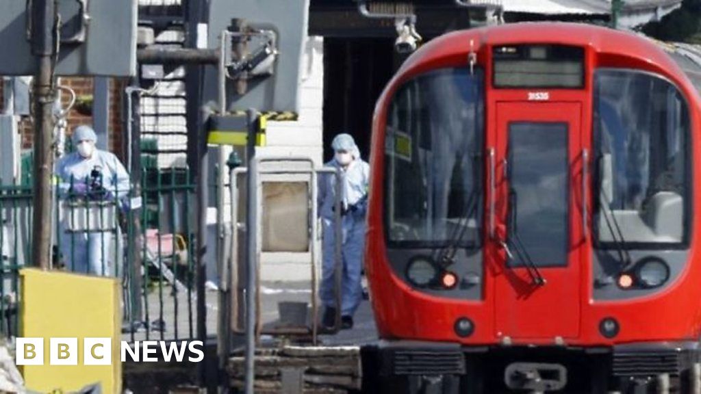 Lichfield man describes Parsons Green Tube explosion - BBC News