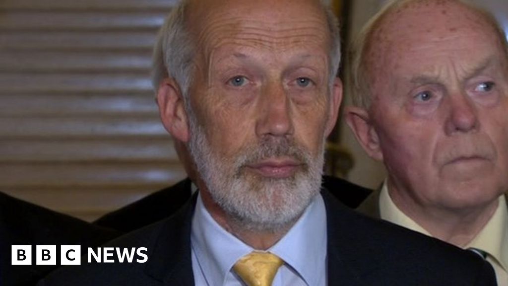 Ford calls on Robinson to withdraw threats to quit Assembly - BBC News