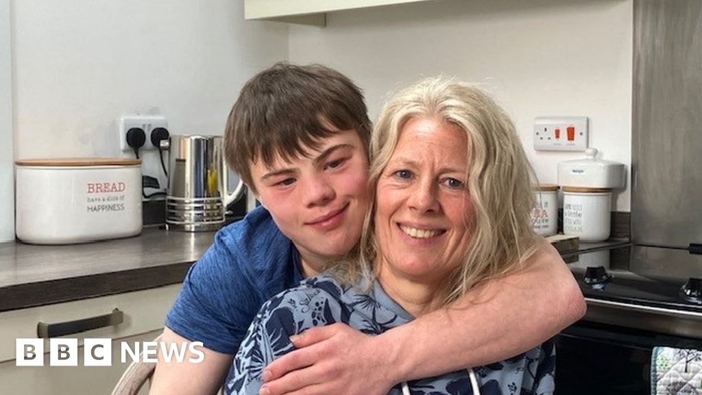 London Marathon: Runner with Down's syndrome hoping for record - BBC News