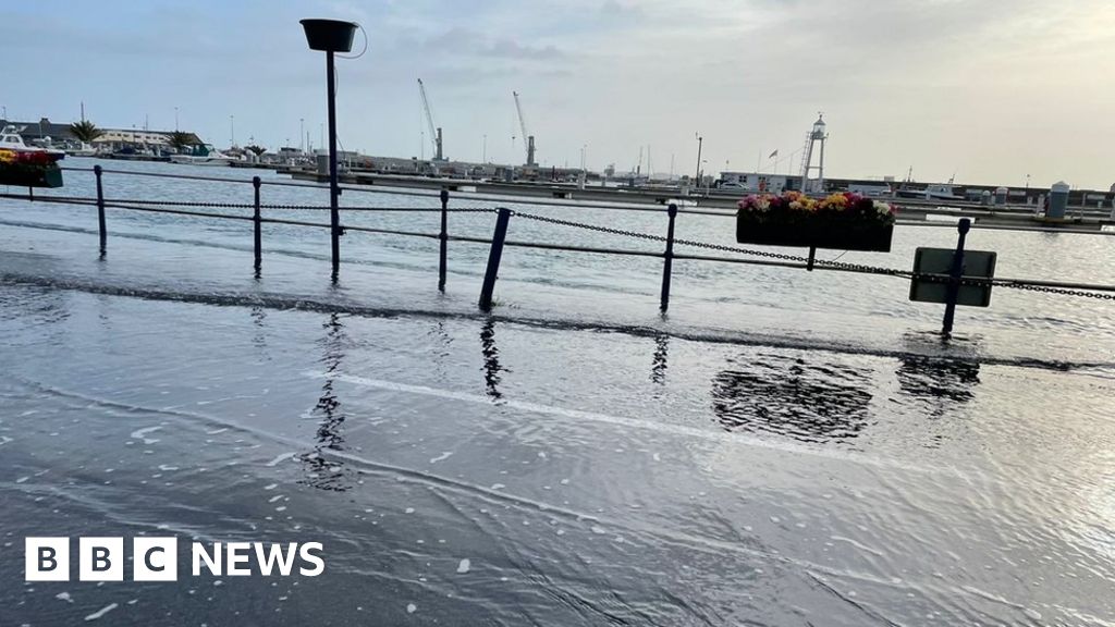 Flooding closes coastal road in Guernsey - BBC News