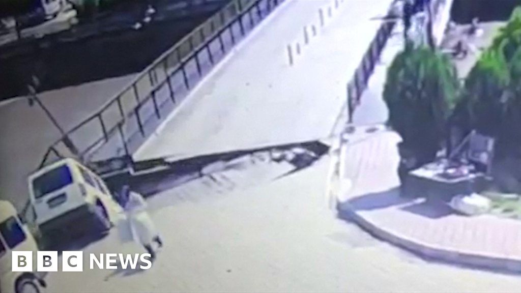 Turkey bridge collapse injures pedestrians