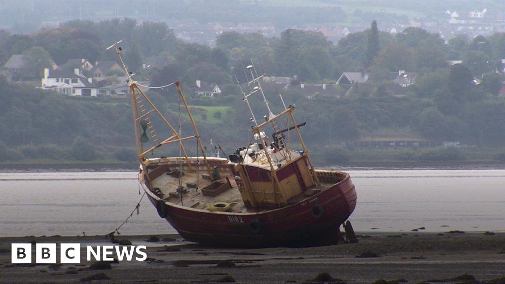 Pirates Ahoy: The stranded boat causing a stir on the River Foyle - BBC ...