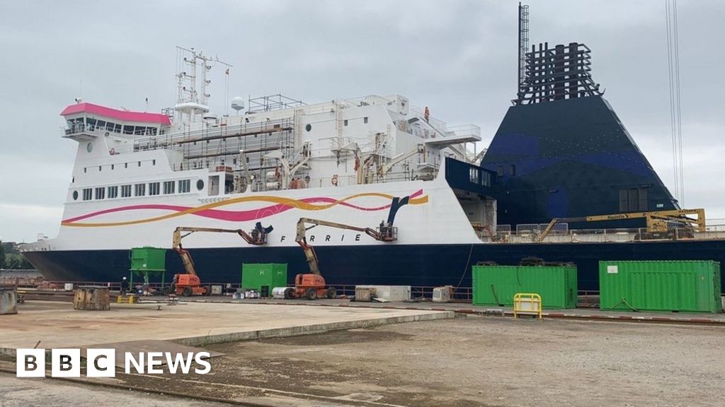 New ferry to begin berthing trials in Guernsey - BBC News