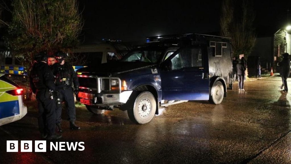 Essex and London car theft raids: About 450 officers take part - BBC News