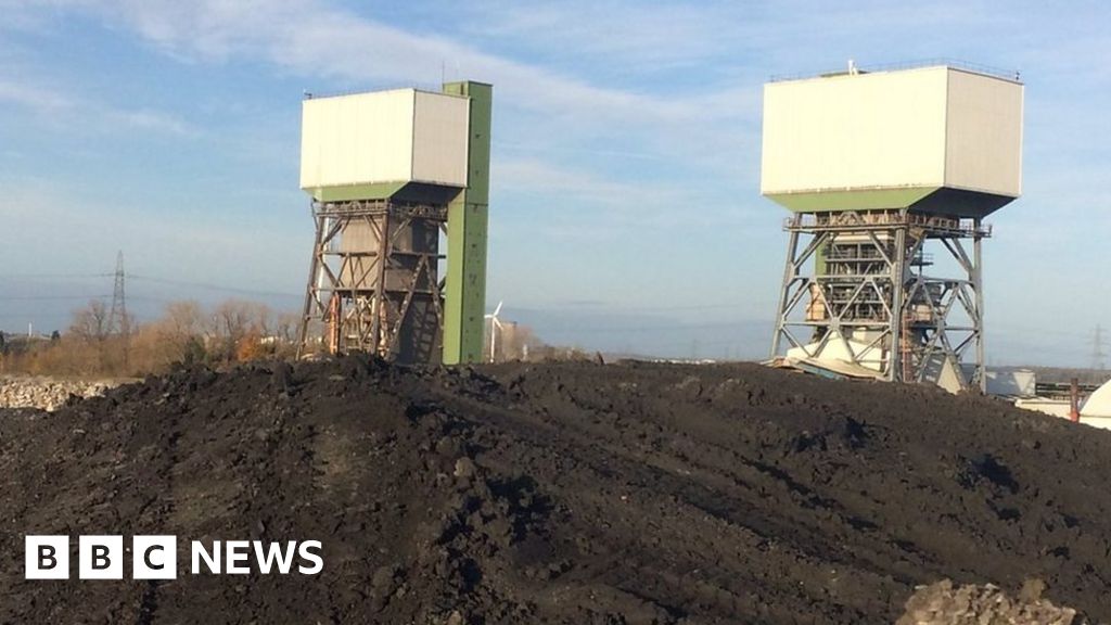 Landmark tower at Kellingley Colliery demolished - BBC News