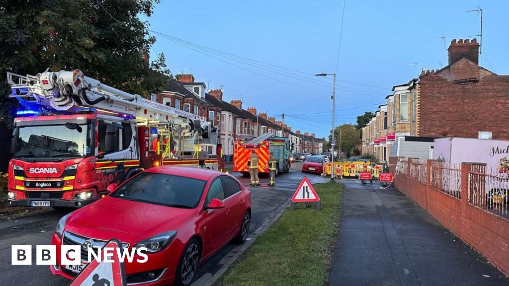 Hull property left 'structurally unsafe' after large fire - BBC News