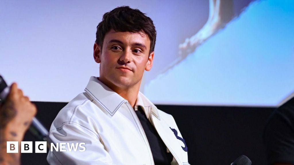 Tom Daley opens up about body image struggles - BBC News