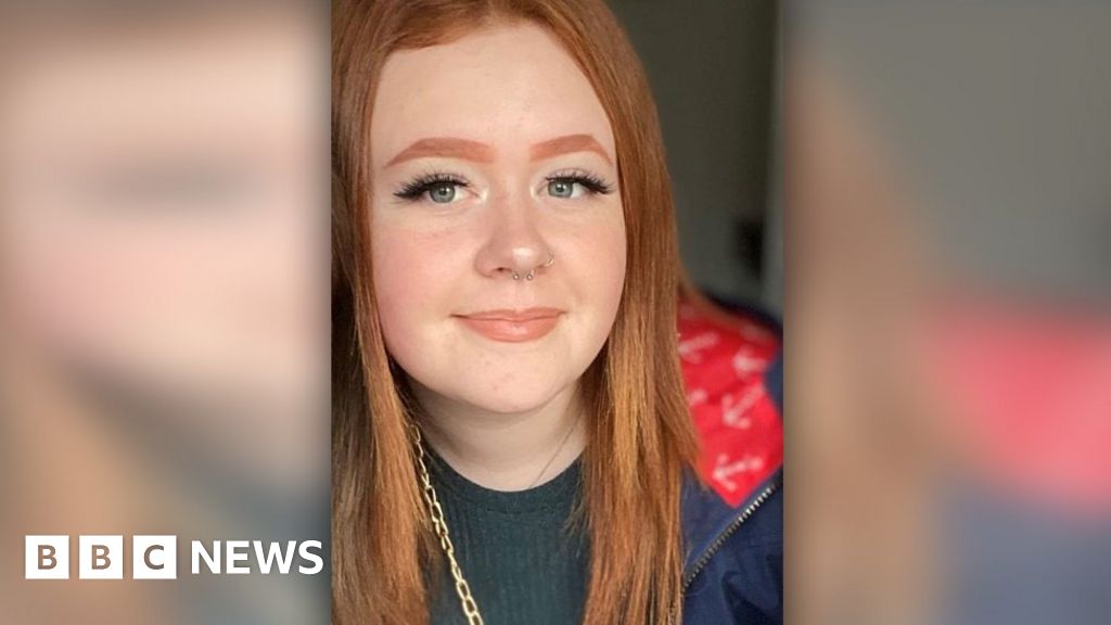 Chesterfield teenager dies after tree crash - BBC News