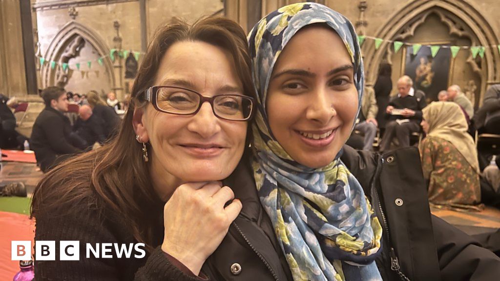 Bristol Cathedral celebrates multiple faiths at Grand Iftar - BBC News