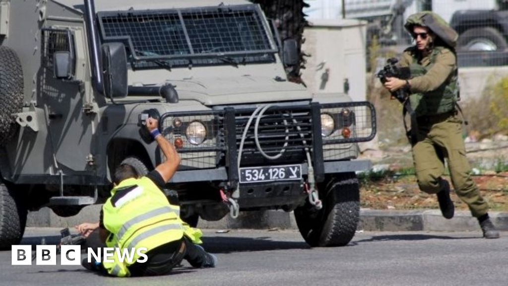 Israeli soldier injured in attack near Hebron - BBC News
