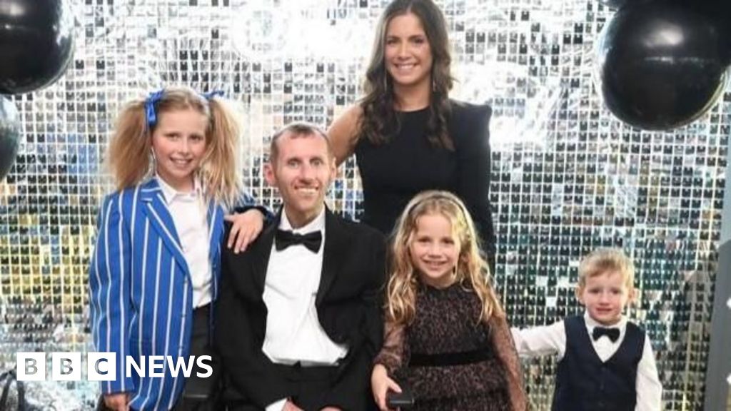 Rob Burrow: Rugby star recorded family messages before he died - BBC News