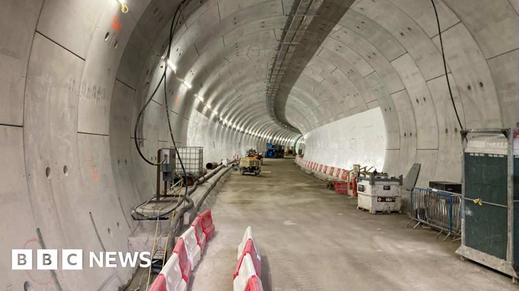 London transport: First look inside £2.2bn Silvertown Tunnel - BBC News