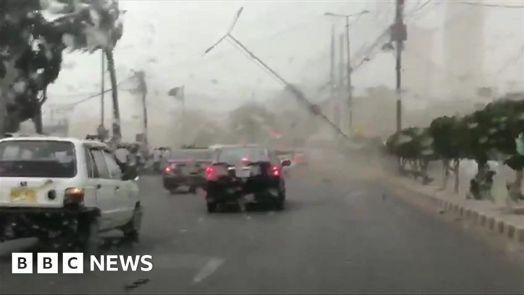 Pakistan dust storm leaves three people dead - BBC News