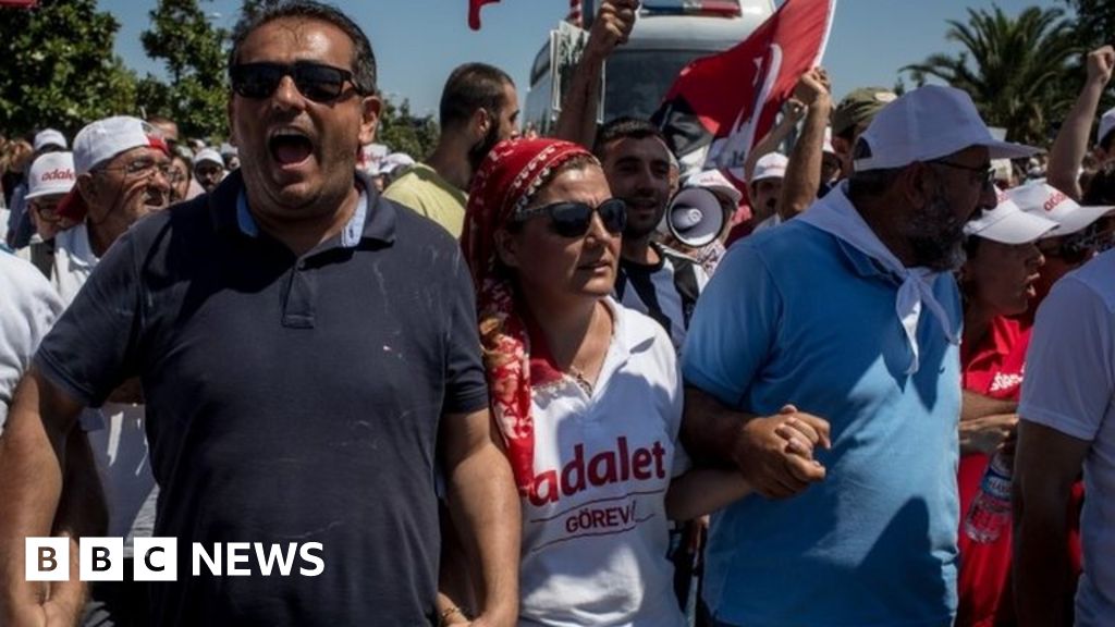 Turkey protest: Istanbul rally concludes anti-Erdogan march - BBC News
