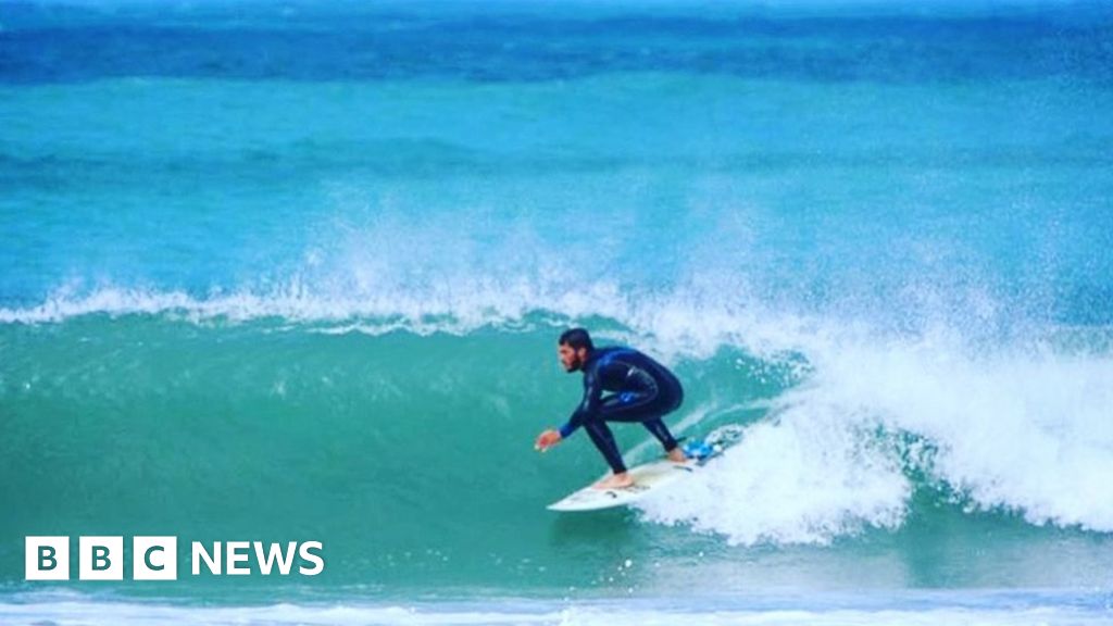 Surfer treks 300 miles round Devon and Cornwall with board - BBC News
