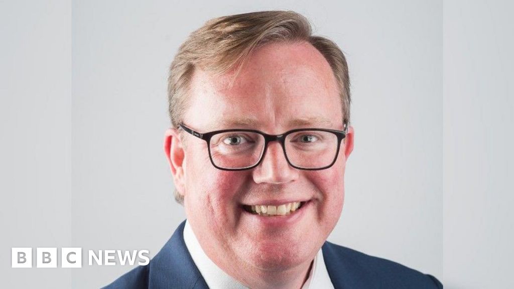 Gloucestershire County Council leader Mark Hawthorne steps down - BBC News