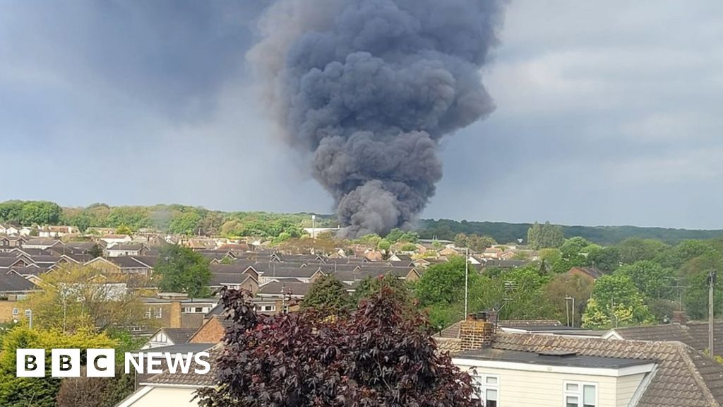 Eastwood: Crews tackle warehouse blaze near Southend-on-Sea - BBC News